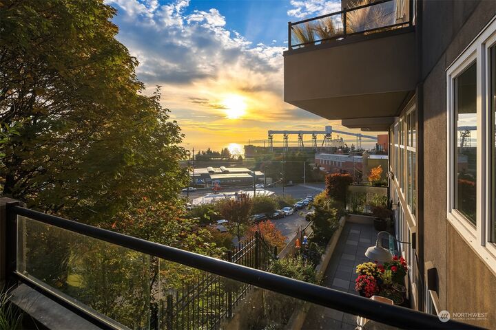 MLS#2177085: 505 W Mercer Place 103, Seattle, WA 98119